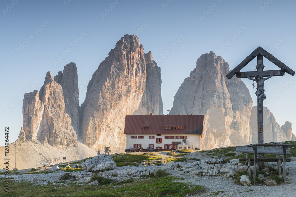 Foto Stock Rifugio Locatelli, Tre Cime di Lavaredo | Adobe Stock