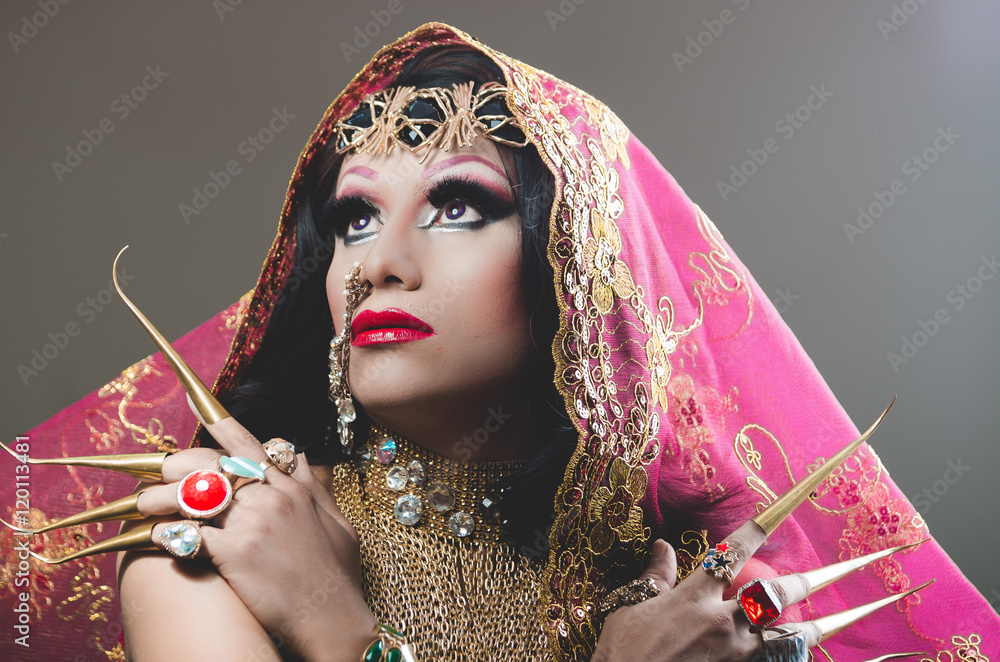 Headshot woman dressed in traditional hindu clothing, heavily decorated ...