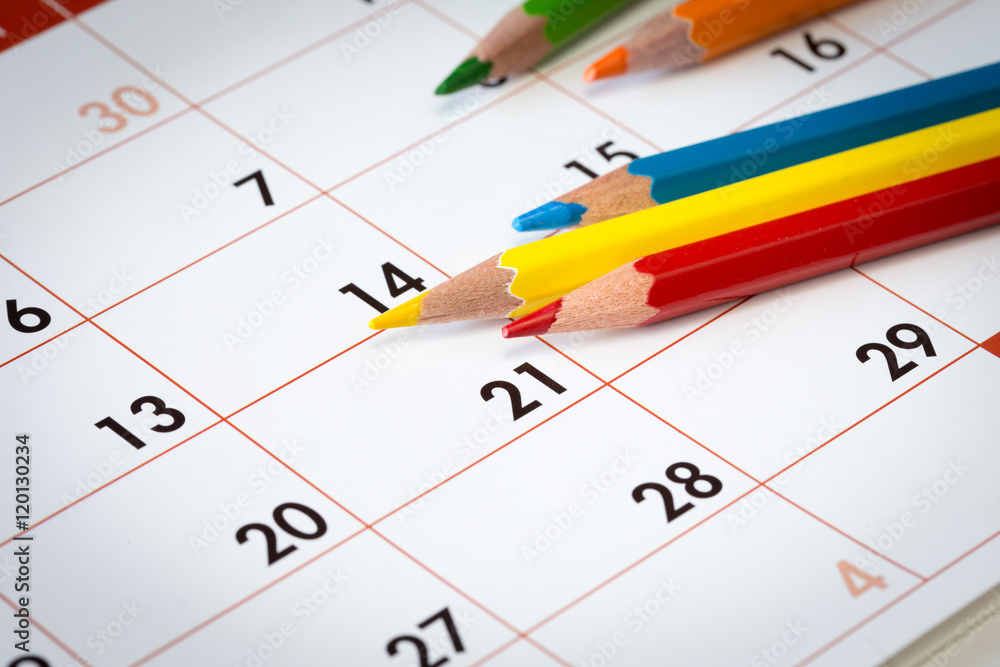 Pastelli colorati su calendario Stock Photo | Adobe Stock