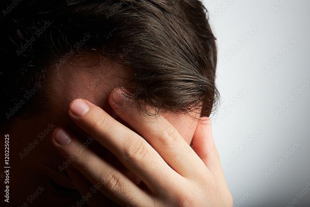 man covering his head foto de Stock | Adobe Stock