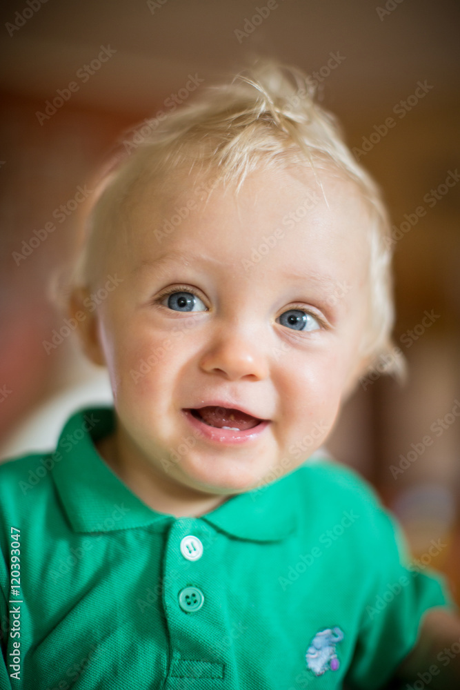 lachendes Kleinkind Stock-Foto | Adobe Stock