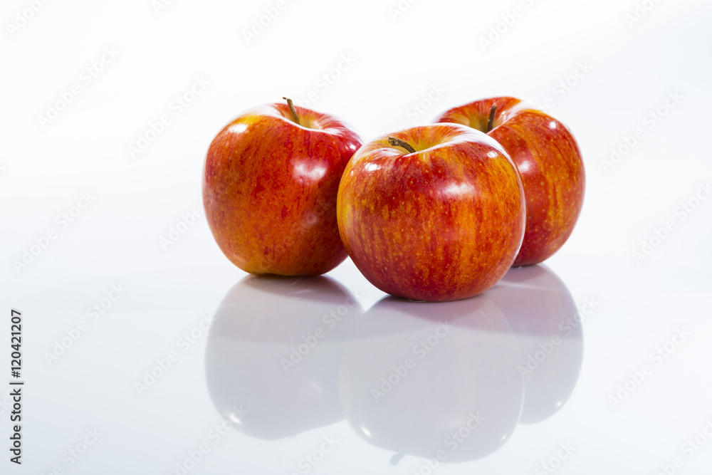 pommes sur fond blanc Stock Photo | Adobe Stock