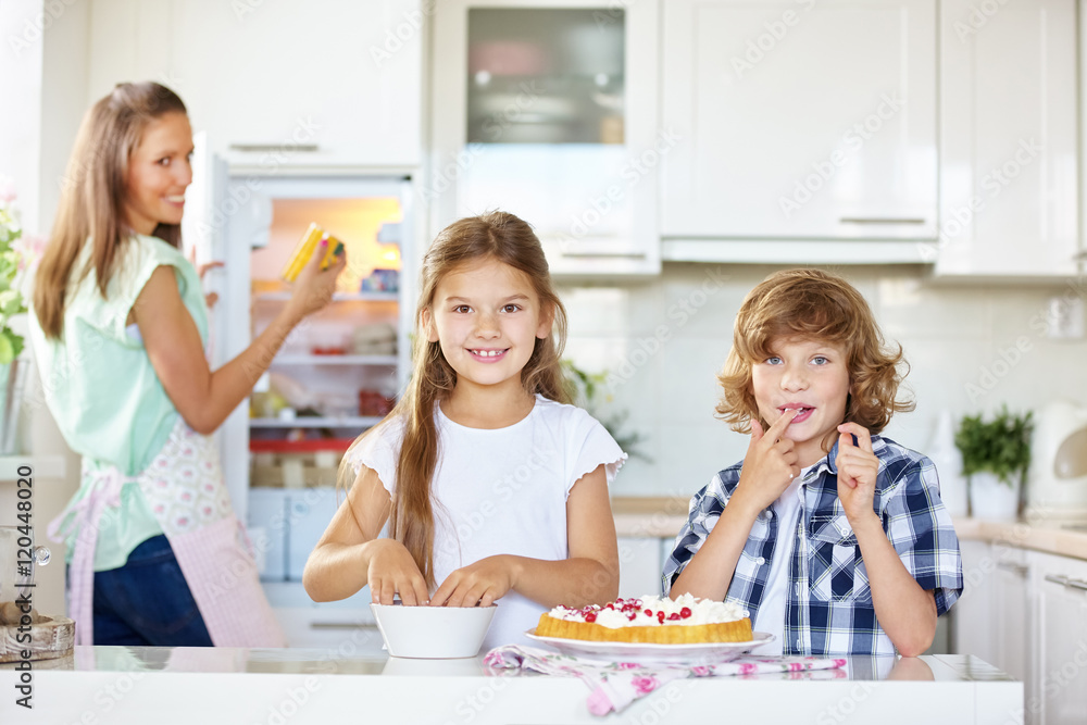 Zwei Kinder backen und naschen vom Kuchen Stock Photo | Adobe Stock