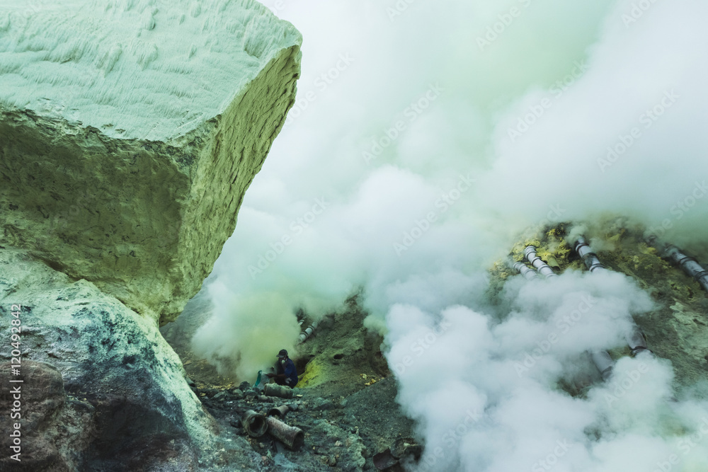 Dangerous trip Inside Ijen volcano crater Stock-Foto | Adobe Stock