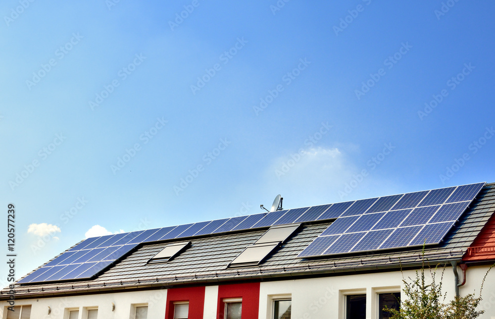 Solarzellen auf Hausdach zur Stromerzeugung Stock Photo | Adobe Stock