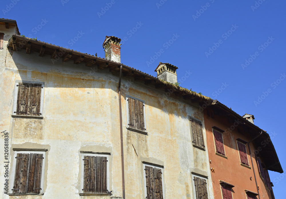 Historic old buildings in the small Italian town of Valvasone in Friuli ...