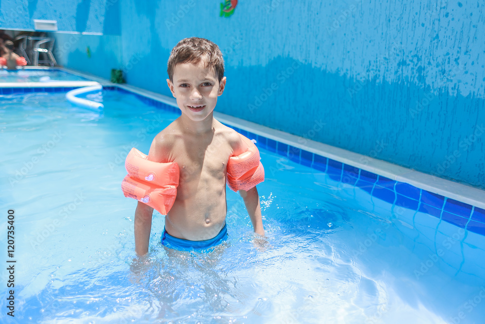 Sweet little boy boy in swimsuit with arm float in the pool foto de ...