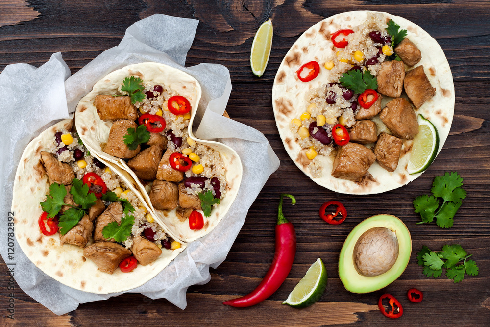 Foto de Mexican tacos with quinoa salad, meat, black beans and corn on ...