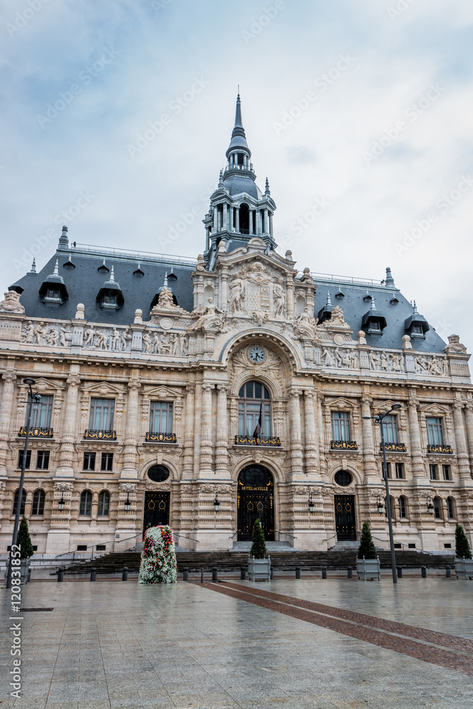 L'hôtel de ville de Roubaix et la Grand Place foto de Stock | Adobe Stock