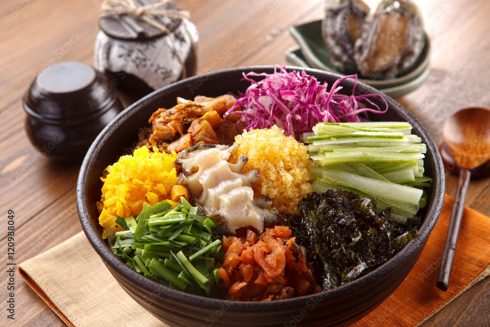 Foto de Big bowl of overture albap with squid, seaweed, cucumber, onion ...