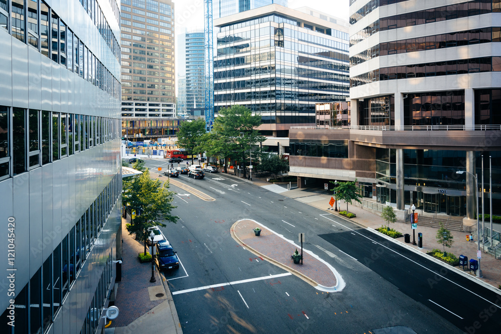 View of Wilson Boulevard and modern buildings in Rosslyn, Arling Stock ...