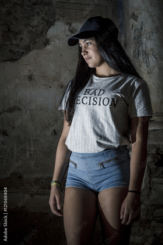 Moda con estilo swag. Chica joven posando con visera. Sesión con modelo ...