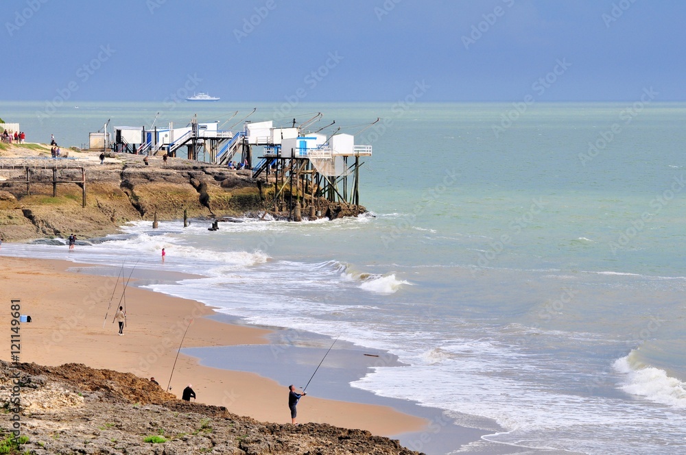 La côte à Saint-Palais sur mer avec ses cabanes de pêcheurs au carrelet ...