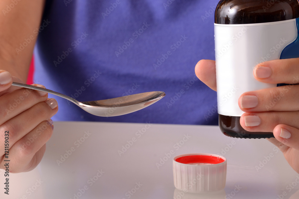 La hora de tomar la medicina,jarabe.cucharada de jarabe. Stock Photo ...