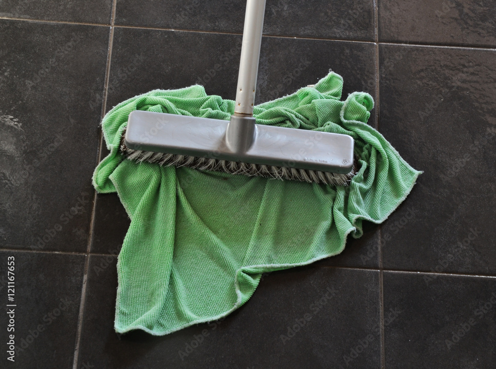 Limpiando piso con un trapeado de piso,trapo. Stock Photo | Adobe Stock