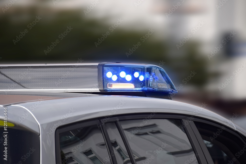 Polizeiauto mit eingeschaltetem Blaulicht Stock-Foto | Adobe Stock