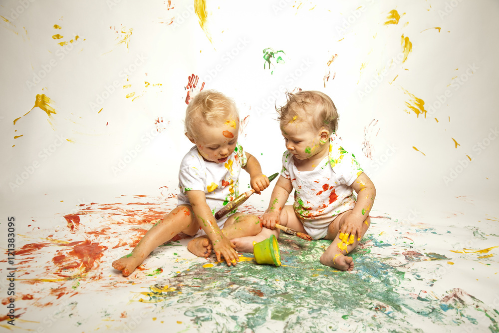 zwei Kinder malen Stock Photo | Adobe Stock