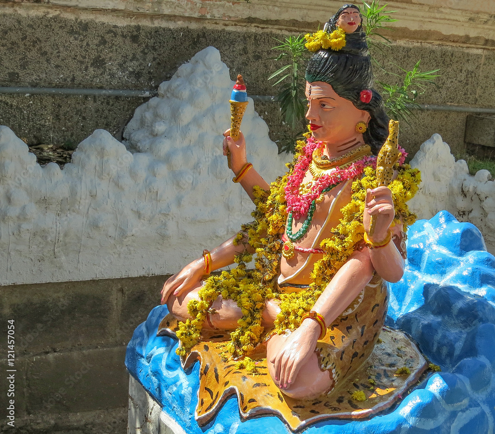 Shiva statue at the entrance to ancient temple Arunachaleswara, XVI ...