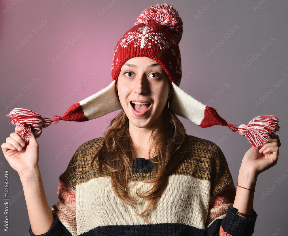 Foto de Girl in a red winter hat do Stock | Adobe Stock