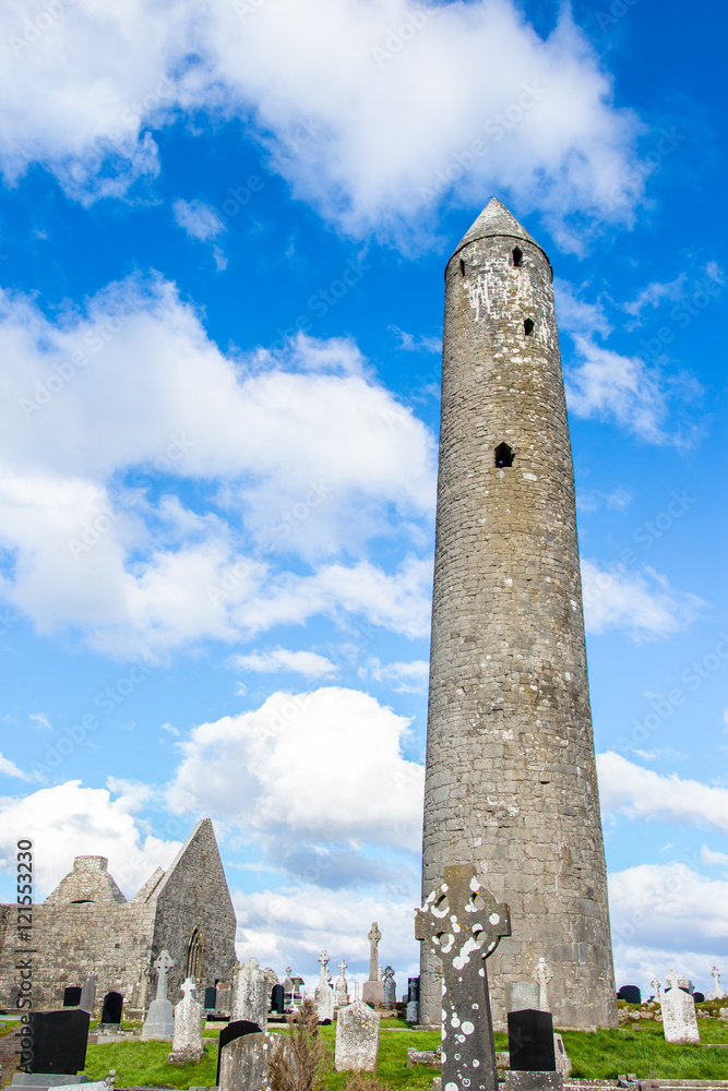 Foto de Ireland's largest round tower at Kilmacduagh Monastic site Gort ...