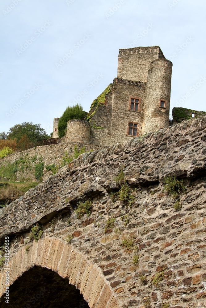 Belcastel en Aveyron,classé plus beau village de France Stock Photo ...