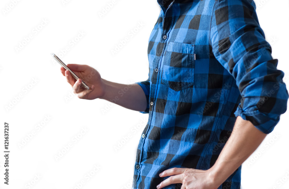 Junger Mann mit kariertem Hemd und Smartphone in der Hand, freigestellt ...