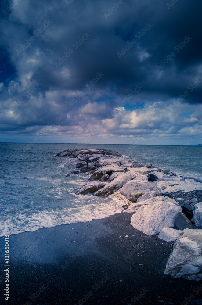 rocks and sea waves on the rocks, seascape. mare rocce e onde sugli ...