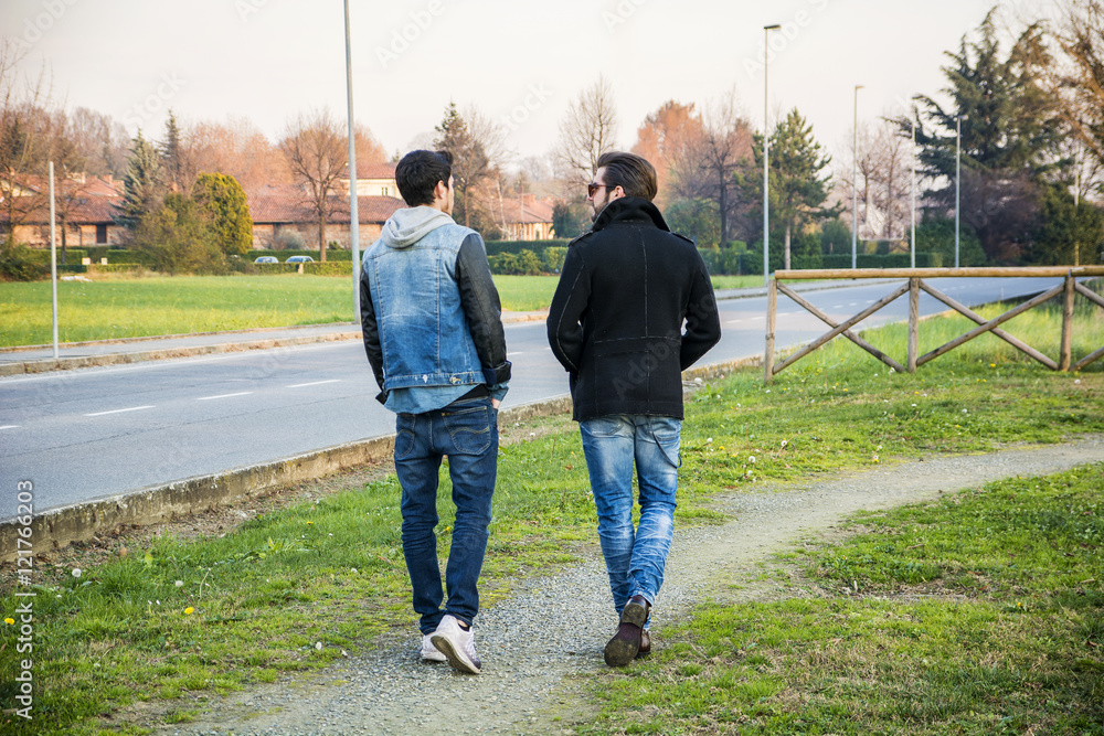 Foto Stock Two handsome casual trendy young men, 2 friends, in an urban ...