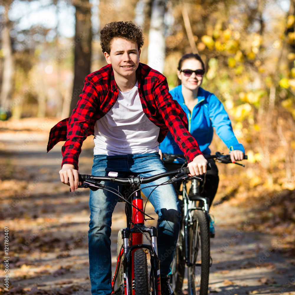 Urban biking - teens riding bikes in city park foto de Stock | Adobe Stock