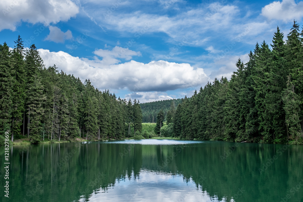 Wald und Himmel spiegeln sich im See Stock Photo | Adobe Stock