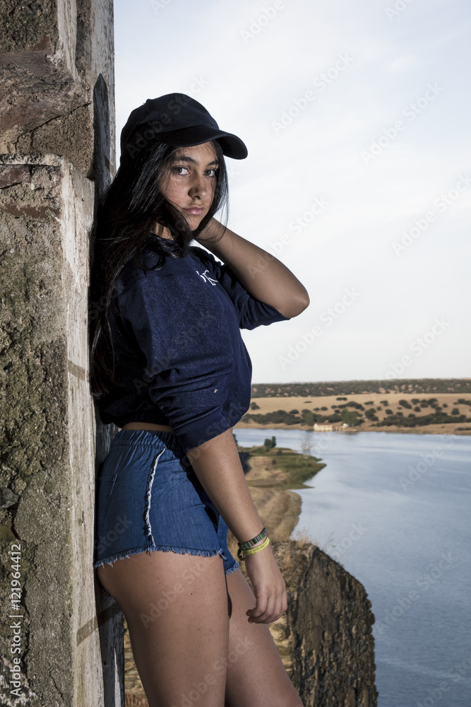 Chica Morena Con Visera En La Montaña Chica Súper Especial Chica Joven Posando Con Visera
