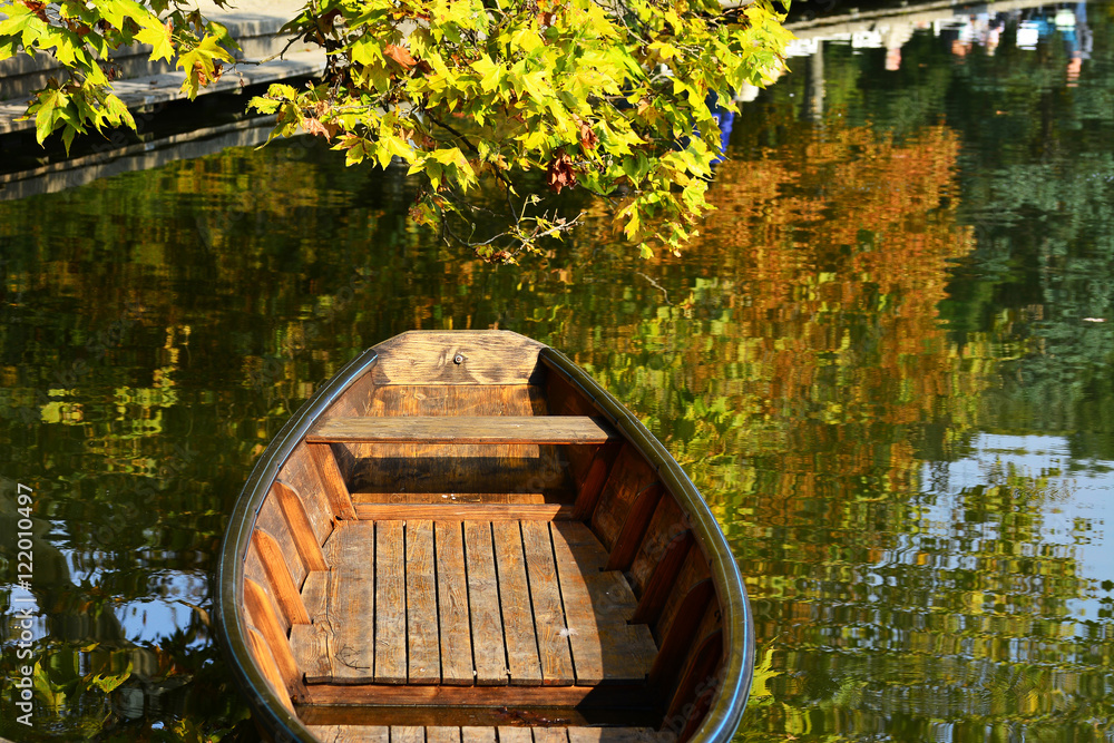 Ruderboot am See in Ufernähe Stock-Foto | Adobe Stock