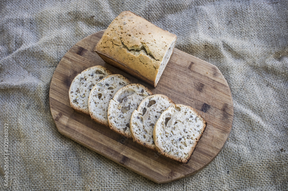 ciasto keks z orzechami na stole desce, cake table composition Stock ...