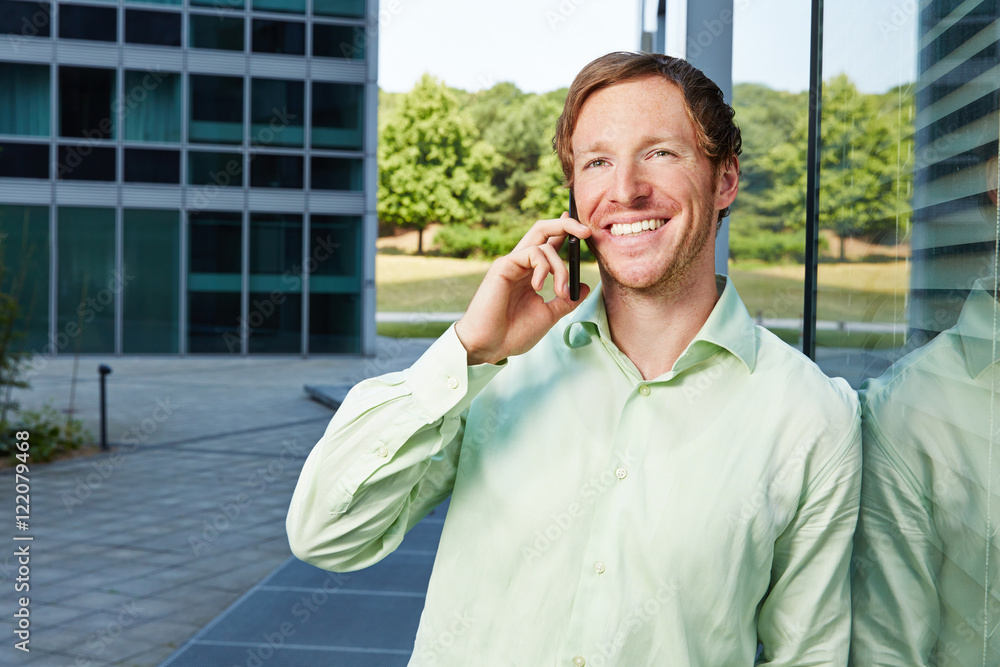 Student telefoniert mit Smartphone Stock Photo | Adobe Stock