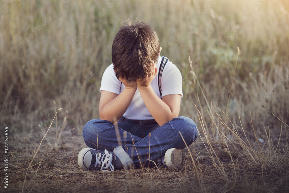 niño llorando Stock Photo | Adobe Stock