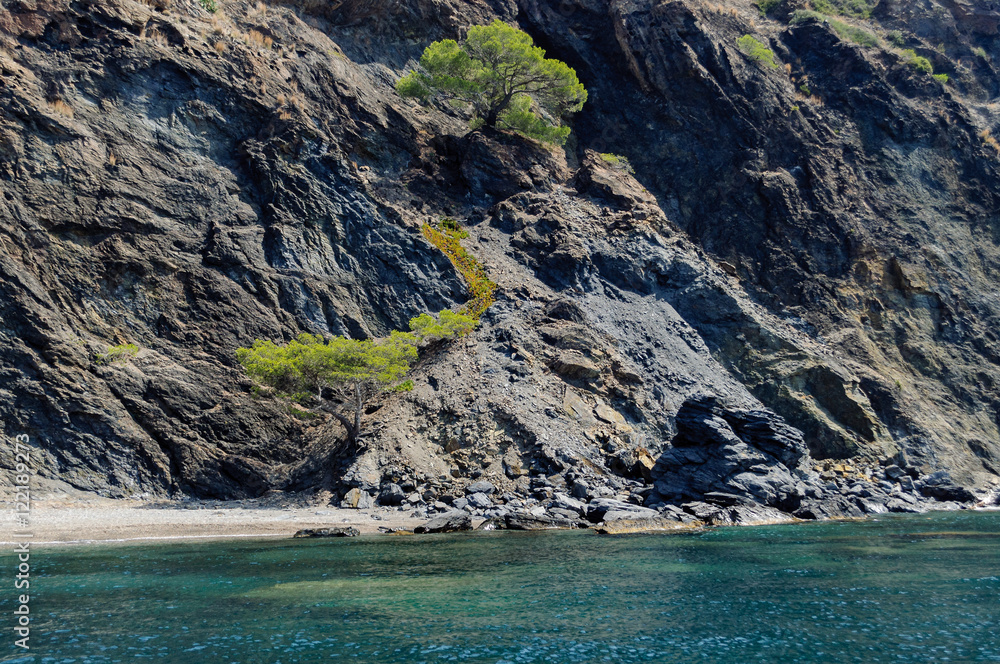 Paisaje abrupto y escarpado de la costa brava en Parque Natural de Cap ...