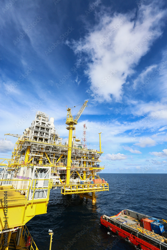 Offshore construction platform for production oil and gas, Oil and gas ...