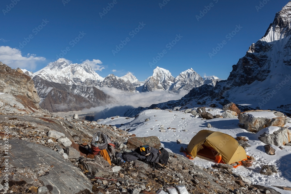 Fotka „Process of setting up the camp overlooking the mount Everest ...