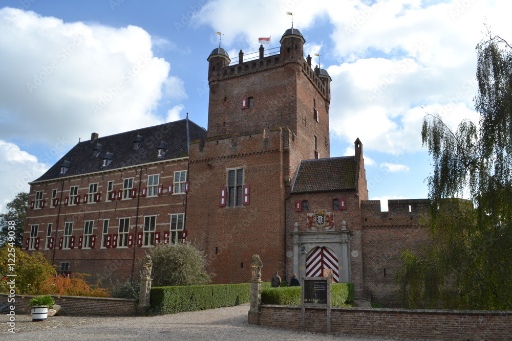 Ommuurd middeleeuws kasteel Huis Bergh met gracht in 's Heerenberg ...