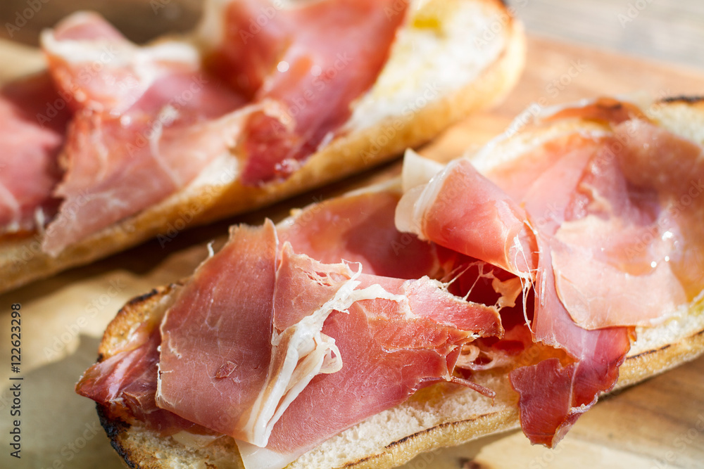 Tostada con jamón serrano. Vista de cerca y superior. Primer plano foto ...