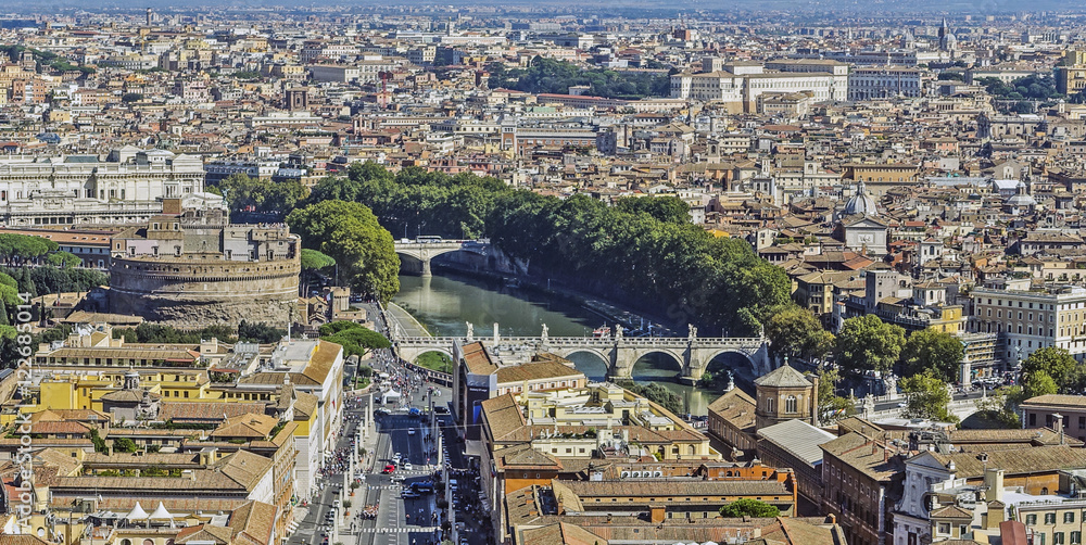 Veduta aerea panoramica di Roma: Castel Sant'Angelo e fiume Tevere ...
