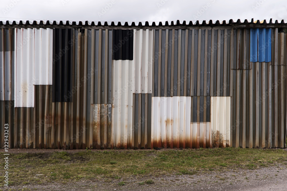 Blechfassade in einem Industriegebiet Stock-Foto | Adobe Stock