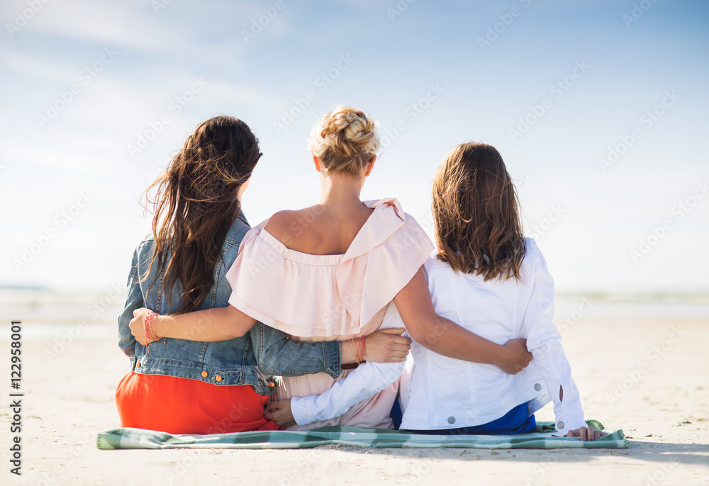 group of young women hugging on beach Stock-Foto | Adobe Stock