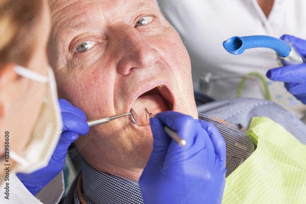 Nahaufnahme Rentner bei Behandlung beim Zahnarzt foto de Stock | Adobe Stock
