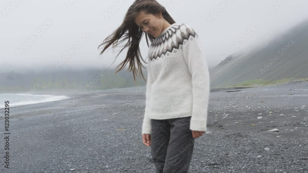 Video Stock Cute beautiful woman walking on black sand beach on Iceland ...