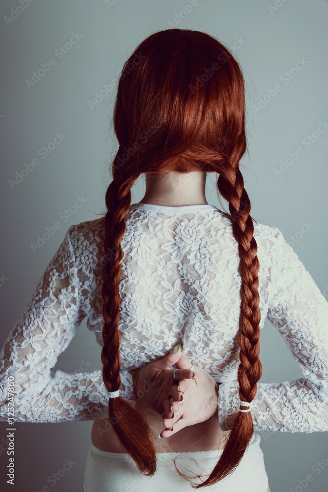 Chica joven de espaldas con dos trenzas pelirrojas hasta la cintura foto de Stock | Adobe Stock