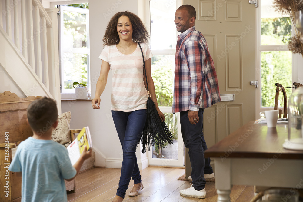 Father Opens Front Door For Mother Returning Home From Work Stock 写真 ...