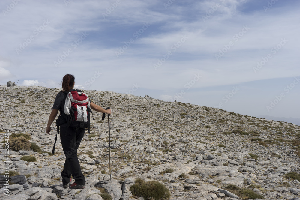chica senderista que admira los paisajes naturales Stock Photo | Adobe ...