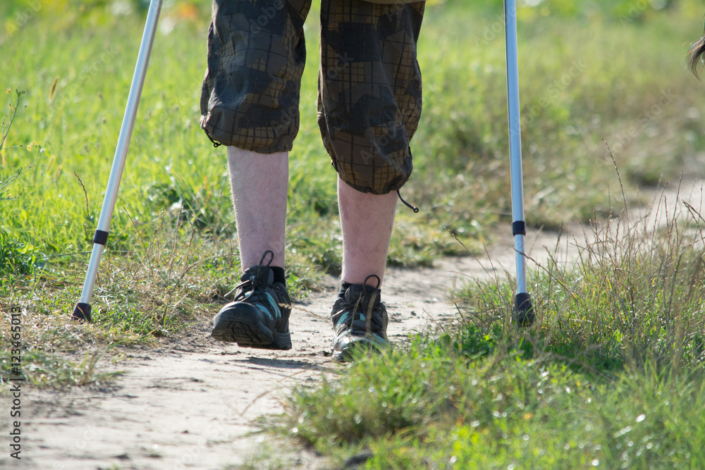 ein mensch mit krücken geht auf einem naturpfad Stock Photo | Adobe Stock