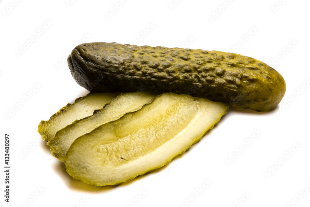 Saure Gurke auf weißen Hintergrund Stock Photo | Adobe Stock